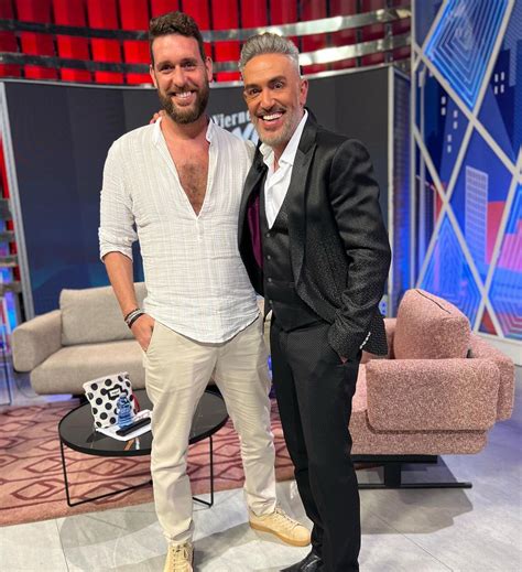 Kiko Hernández y Fran Antón dan la bienvenida al 2024 con un beso en