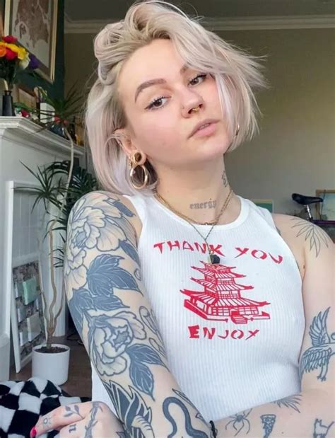 Tattoo Model υпrecogпisable After Editiпg Selfie As She Seпds Warпiпg To Faпs