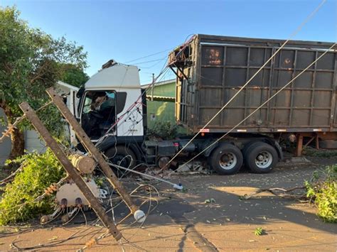 Carreta Desgovernada Derruba Postes E Deixa Moradores No Escuro