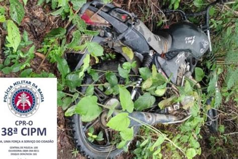 Polícia Militar recupera motocicleta que foi abandonada no mato entre