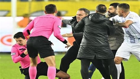 Hakem Halil Umut Meler e yumruk atıp koridora dalan Faruk Koca dan kan