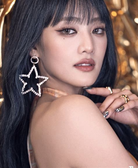 blip 블랙 화이트 옷 입은 사진