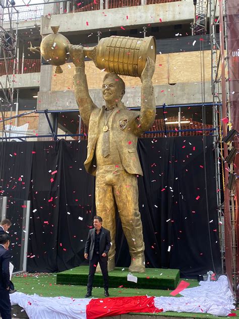 Clarín on Twitter FOTÓN Marcelo Gallardo junto a su estatua en