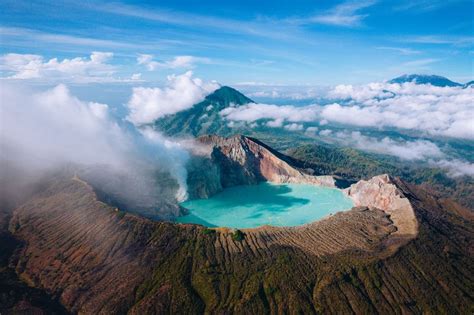 Entre llamas azules y un lago turquesa está Kawah Ijen el volcán más