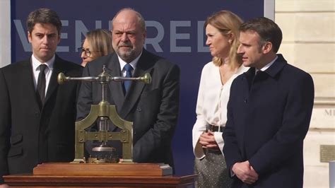 Avortement les images d Éric Dupond Moretti scellant le texte sur l