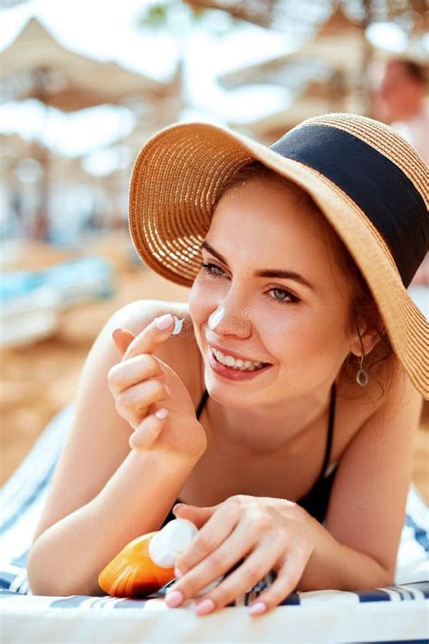 Broncee A La Mujer En El Sombrero Que Aplica La Protecci N Solar Solar