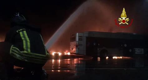 Fiamme Ed Esplosioni Nella Notte A Roma Devastante Incendio Nel