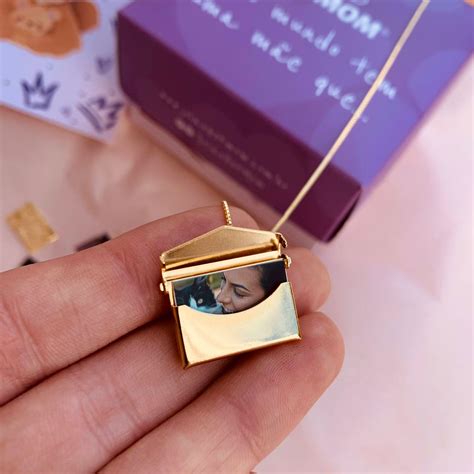 Colar relicário de cartinha folheado em ouro 18K JOIAS PETMOM
