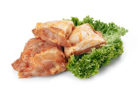 Muslo De Pollo Marinado En Un Fondo Blanco Carne A La Parrilla Imagen