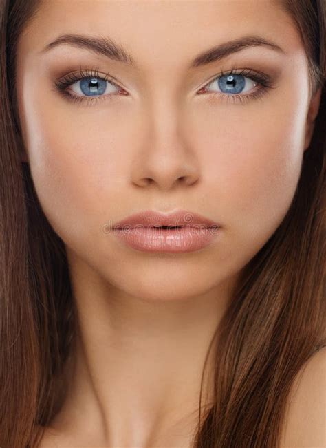 Cara Do Close Up De Uma Mulher Bonita Olhos Azuis Imagem De Stock