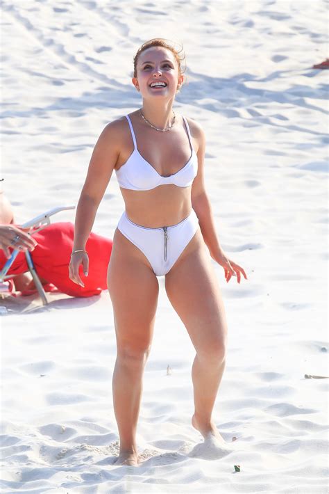 De biquíni branco zíper Larissa Manoela exibe corpaço em banho de mar