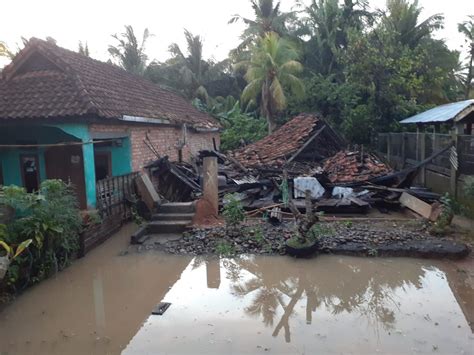 Diterjang Banjir Bandang 3 Rumah Warga Hanyut Gali Kabar