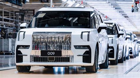 Zeekr 009 MPV With 500 Miles Of Range Enters Production In China