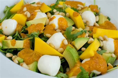 Sałatka z rukolą mango i awokado