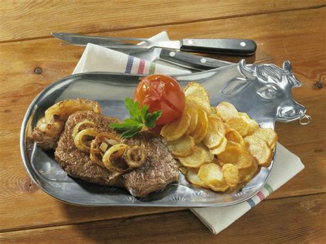 Rumpsteak Mit Zwiebeln Und Gebratenen Kartoffeln Rezept EAT SMARTER