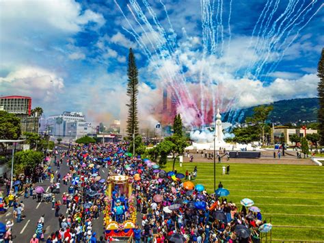 Las calles de San Salvador se llenan de color y diversión con el
