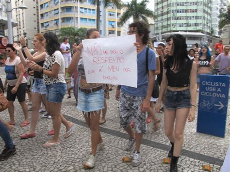 G1 Marcha das Vadias tem topless no litoral de SP Prostituta é