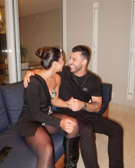 Gabriela Versiani se declara a Murilo Huff em aniversário de um mês de