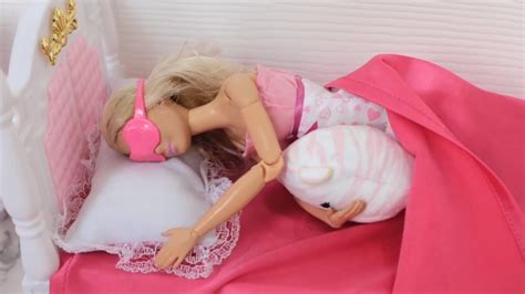 BARBIE MORNING ROUTINE ICE CREAM SHOP YouTube