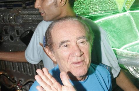 Após festa de debutante de filha Renato Aragão é internado no Rio de