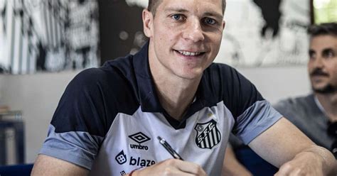 Santos confirma contratação de atacante argentino Julio Furch por duas