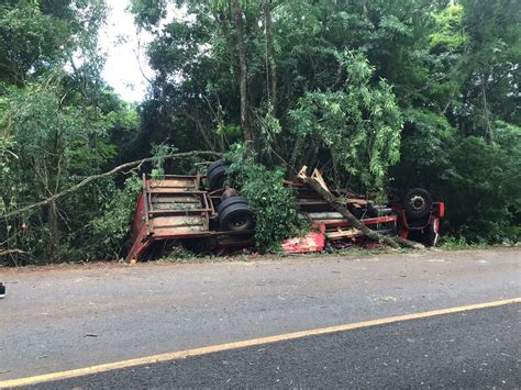 Motorista e passageiro ficam feridos após caminhão tombar na PR 239