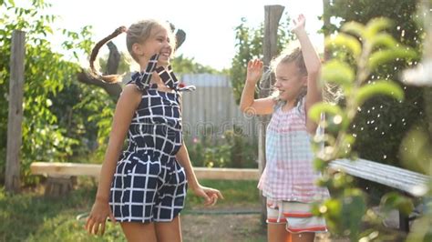 Schoolmeisjes Op Vakantie In Het Dorp Twee Meisjes Hebben Pret Die Onder Water Springen Hebben