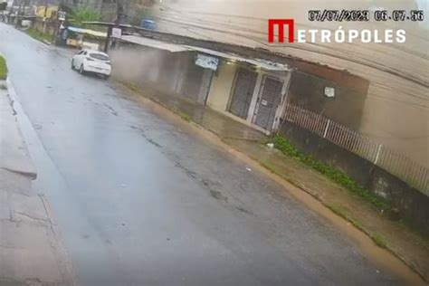 VÍDEO Imagem impressionante mostra momento exato em que prédio desaba