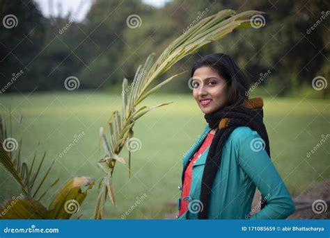 Mode De Vie Dune Jeune Fille Indienne Dans Le Parc Image Stock Image Du Indien Heureux