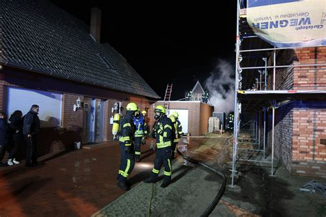 Holzverschlag brennt in der Bergmark in Südlohne