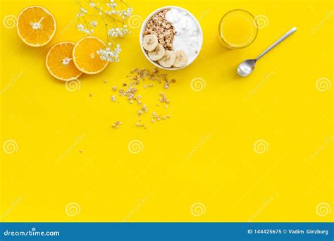 Granola Con Las Rebanadas Del Pl Tano Y Zumo De Naranja Para El
