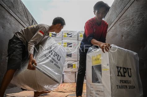 Distribusi Logistik Pemilu 2024 Di KPU Penajam ANTARA Foto
