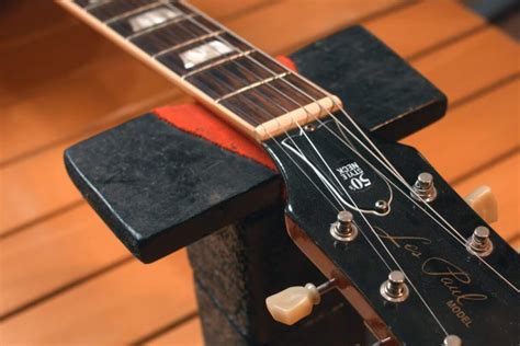 How To Change Electric Guitar Strings In Easy Steps