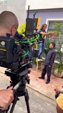 Khi cái chậu rơi từ trên cao xuống đầu Nguy hiểm vỡ đầu chớ đùa viral