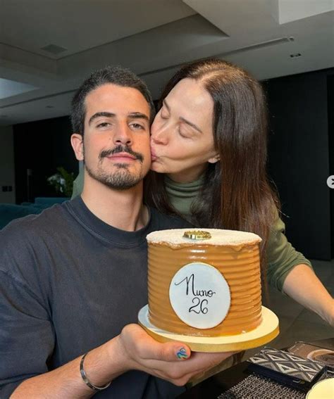 Claudia Raia Posa Deslumbrante Luca Nos Bra Os E Recebe Elogios