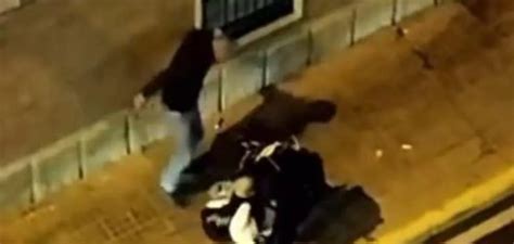 Un policía da varias patadas en la cabeza a un joven durante su