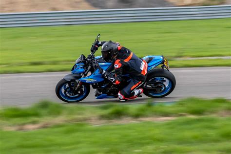 Circuittest Honda Cb Hornet Vs Suzuki Gsx S Mot Om De