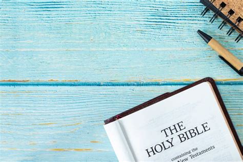 Libro Sagrado De La Biblia Abierto Sobre El Fondo De Una Mesa De Madera