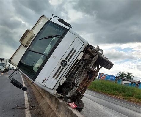Caminhão fica suspenso em mureta na MG 050 Rádio Santana FM