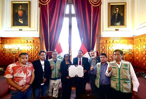 Presidente del Congreso firma autógrafa referida a la formalización de