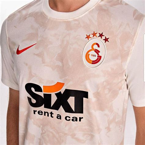 Galatasaray 2021 2022 sezonu alternatif formasını tanıttı Fiyatı da