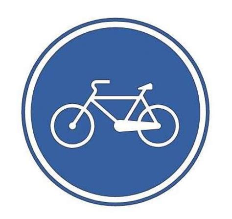 Señales que no concuerdan en los carriles bici de Pamplona