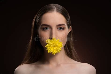 Belle Fille Avec Les Paules Nues Grossissant Naturel Tenant Une Fleur