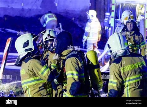 Grimma Verheerender Großbrand auf Vierseitenhof Feuerwehr muss