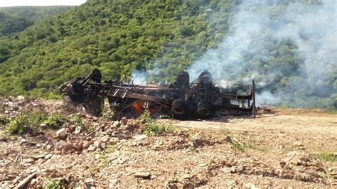 Veja V Deo Caminh O Carregado Madeira Tomba E Pega Fogo Na Serra