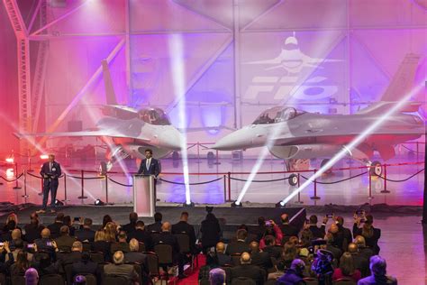 Eslováquia recebe oficialmente os dois primeiros caças F 16 Block 70