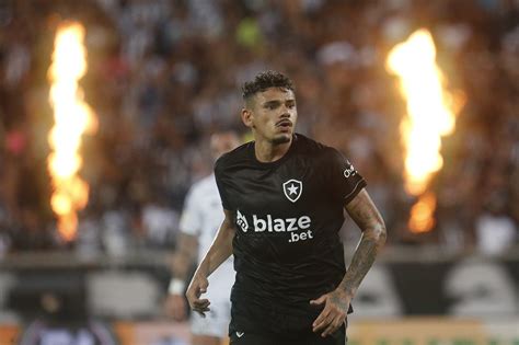 Botafogo deve ter três mudanças no time para clássico Fluminense no
