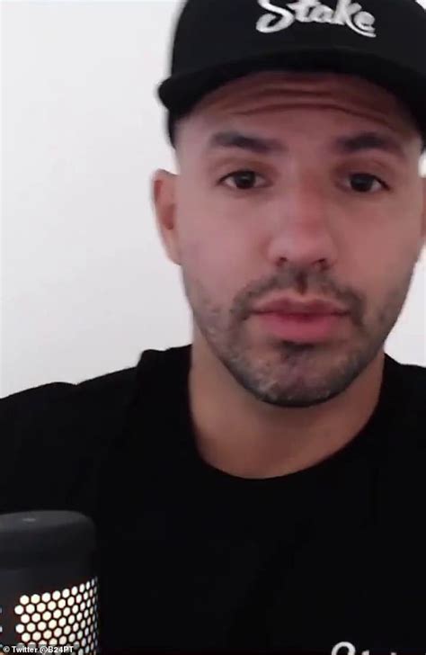 Sergio Agüero advierte a Nicolás Otamendi de la lesión de Lionel Messi