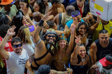 Léo Santana agita foliões no primeiro dia oficial do Carnaval de