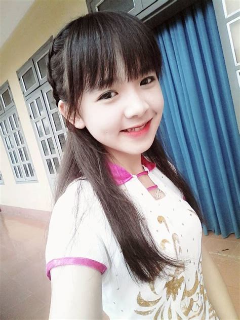 Cô bé lớp 9 xinh như búp bê đang khiến dân mạng nghiêng ngả
